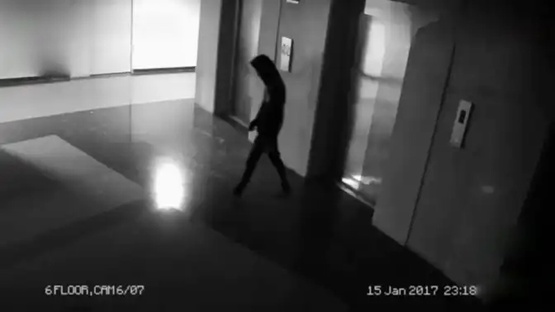 监控拍下电梯门口发生的灵异事件,男子穿墙而过!