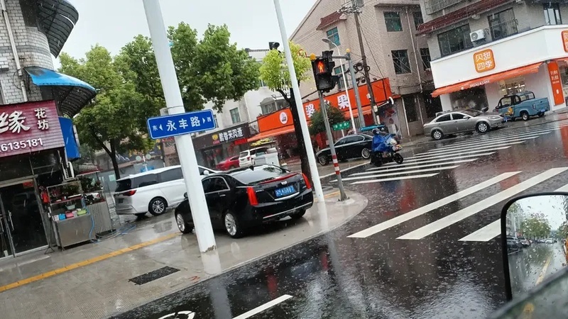 玻璃雨棚施工中。漂亮