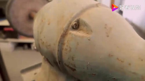 外国人捡到一台70年前的砂轮机,操作后成品惊艳四座。mp4