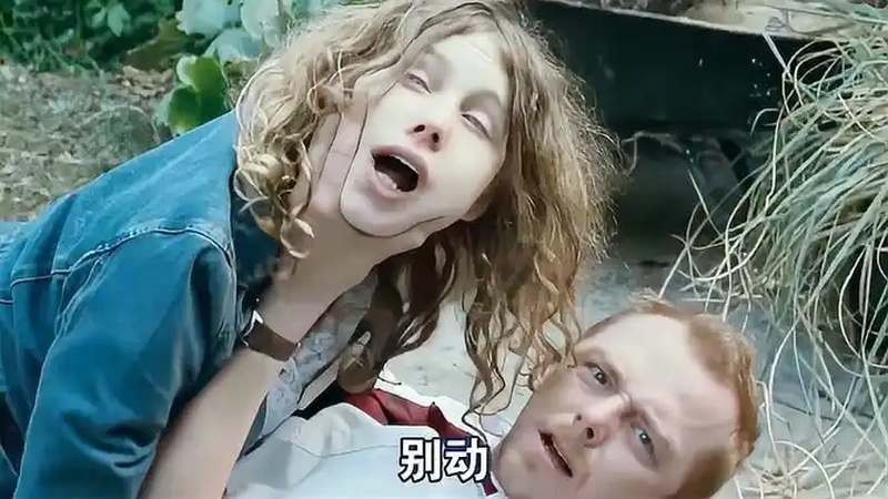 男子被美女僵尸扑倒,基友却忙着拍照,塑料兄弟情
