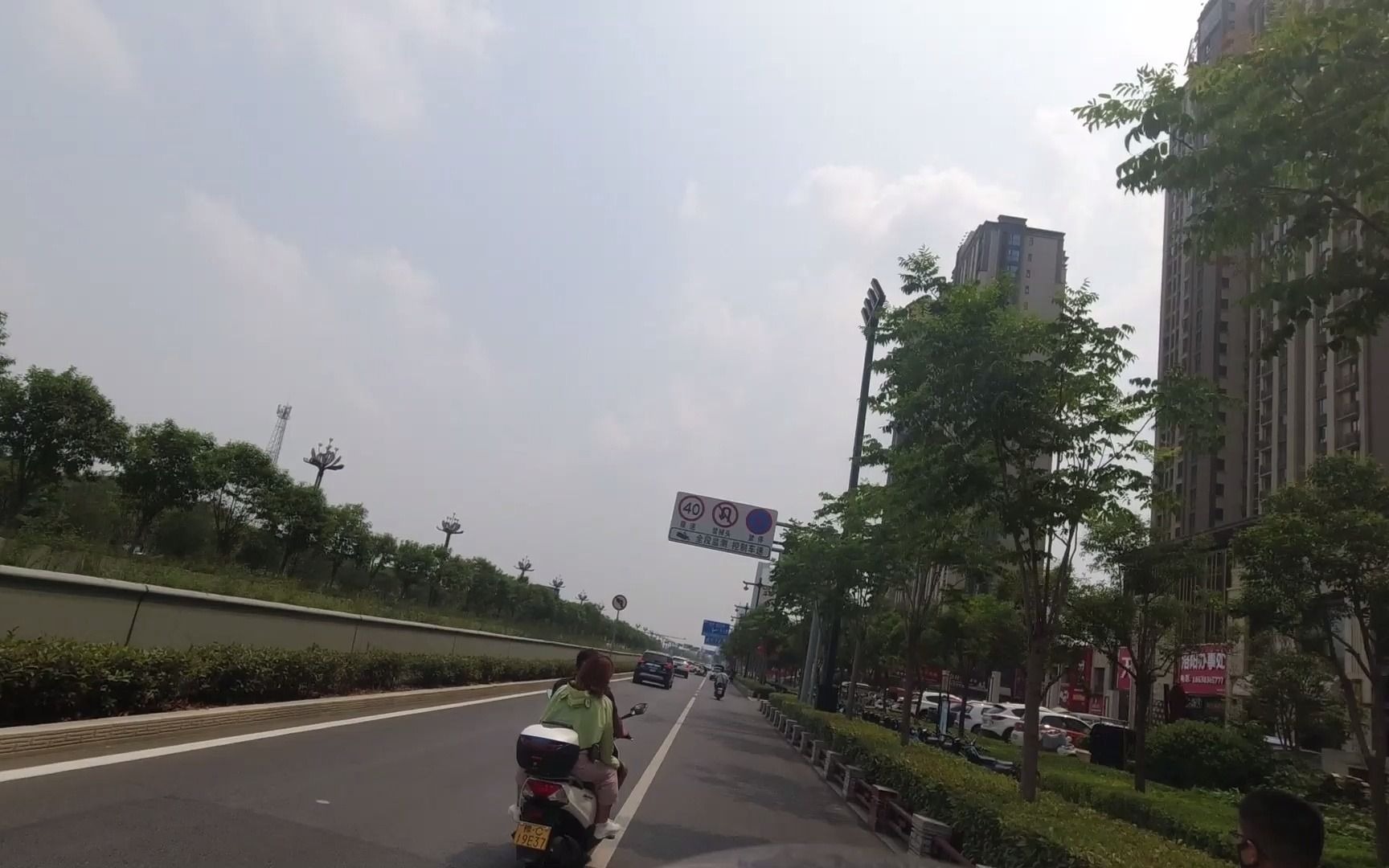 汽车右转不注意观察,撞上电动车了