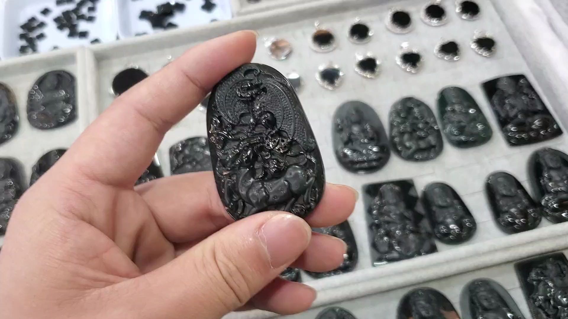 墨翠是翡翠中比较特殊的一类,自然光下漆黑如墨,打灯却苍翠欲滴