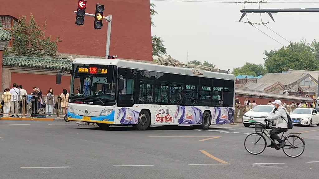 在鼓楼底下的无轨电车降鞭