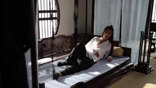 《陈情令》幕后甜炸!肖战王一博互喂巧克力豆,粉丝直呼嗑到了