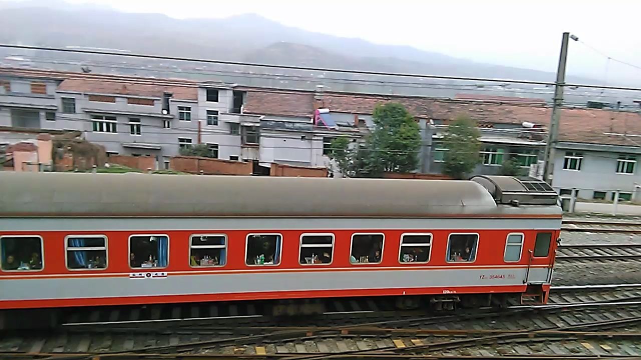 武局南段HXD3C0530牵引客车K389汉阴站进站停车会让客车K768