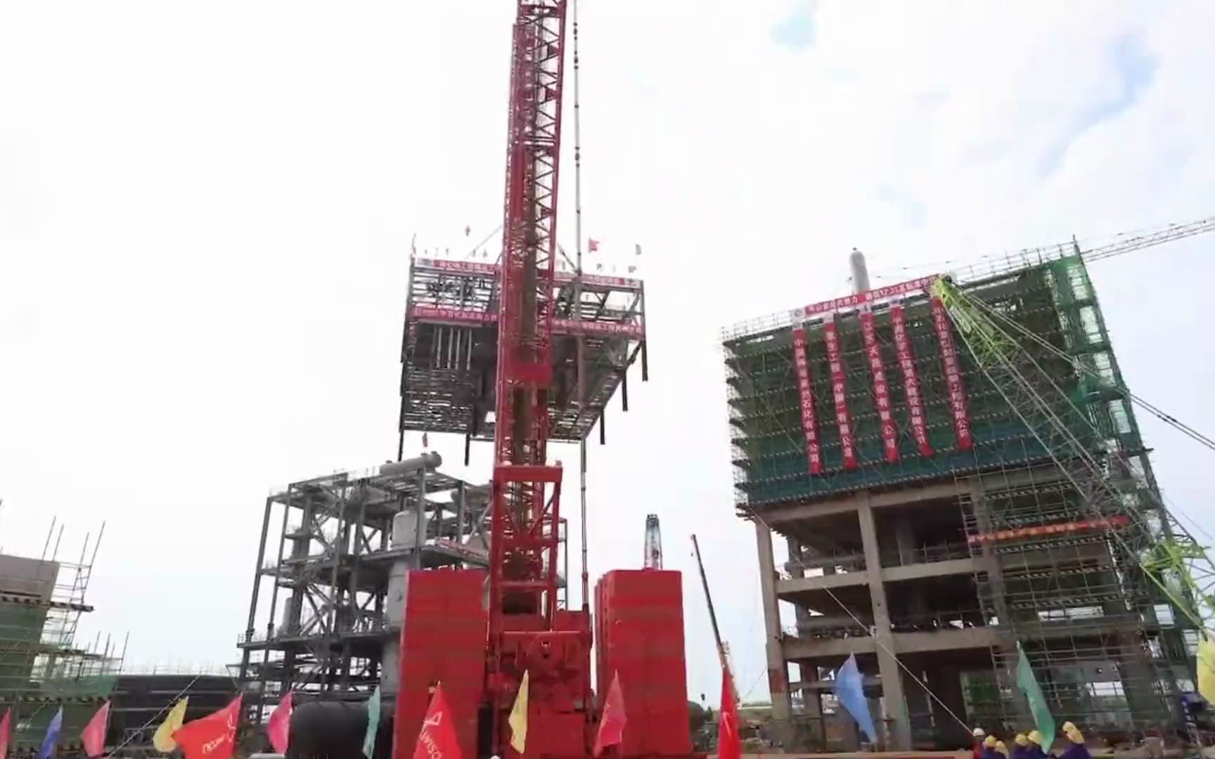 ...重的钢结构模块吊装成功,506吨,长33米,宽25.5米,高13米,安装高度35米