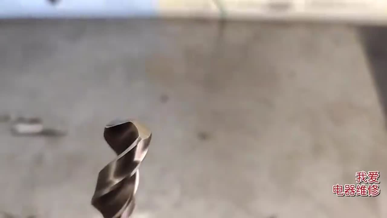 .不锈钢上打孔太难钻,这样打磨一下钻头
