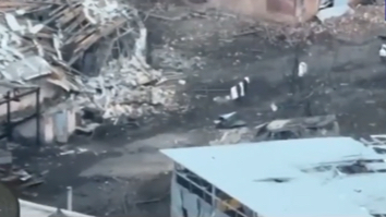 俄罗斯动员兵这是在搬运什么物资啊?