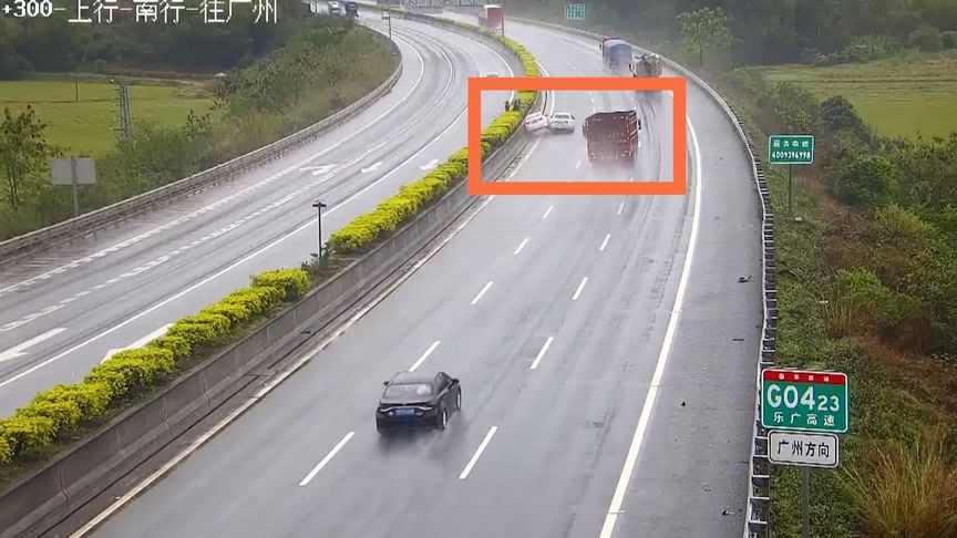 雨天高速路上一车打滑致后车连环撞击,民警:发生事故应及时撤离