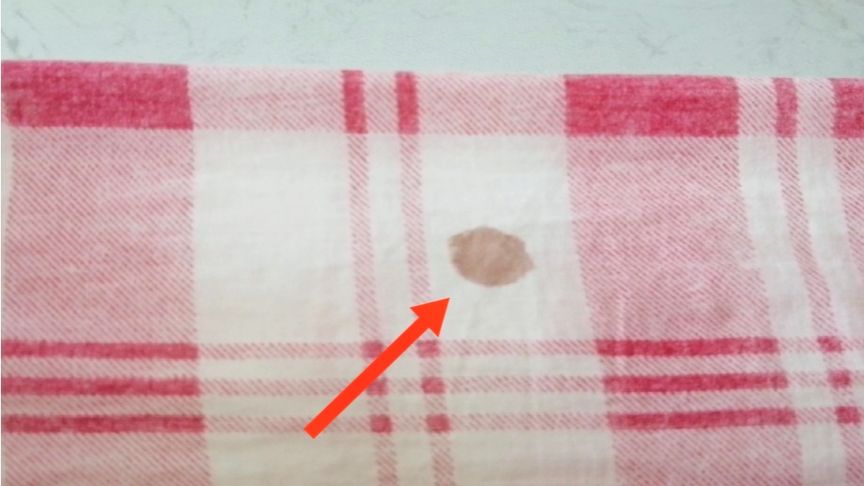 床单血迹难清洗,教你一简单窍门,新老血渍轻松去除。