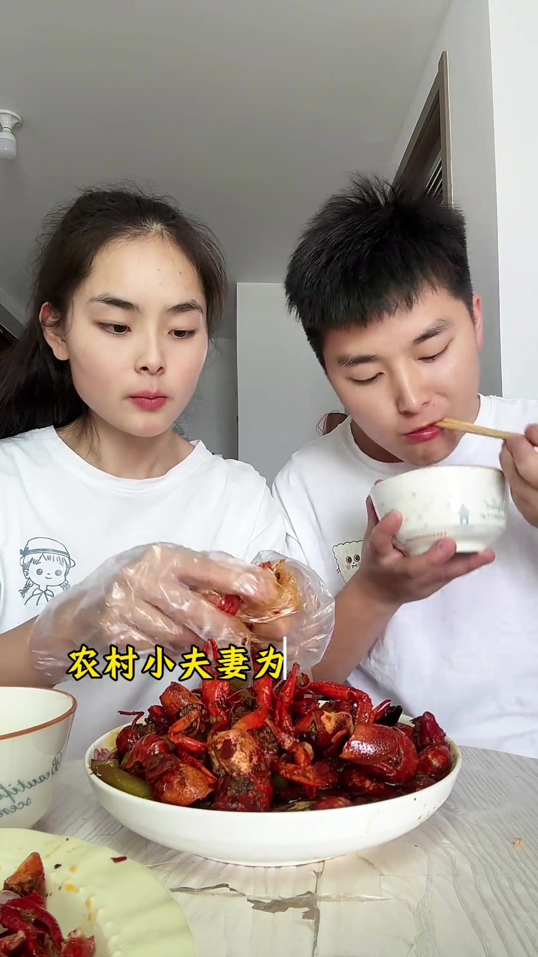 农村小夫妻攒钱买房,放假自己在家做小龙虾需要花销多少