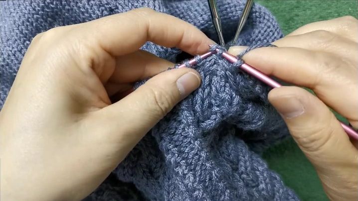 从上往下织毛衣,挑袖子时,怎样消除腋下平收针数两边的洞?