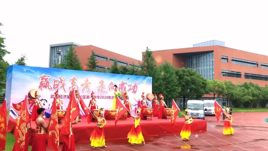 雨中旗舞 神采飞扬#舞蹈 #旗舞 #旗开得胜 #旗鼓飞扬 #旗鼓相当