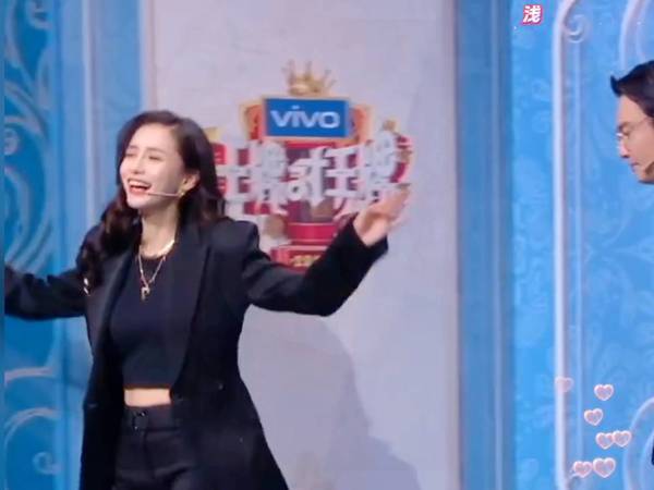 王牌对王牌沈腾演追女孩摔倒太好笑了,这纯属意外,纯属意外