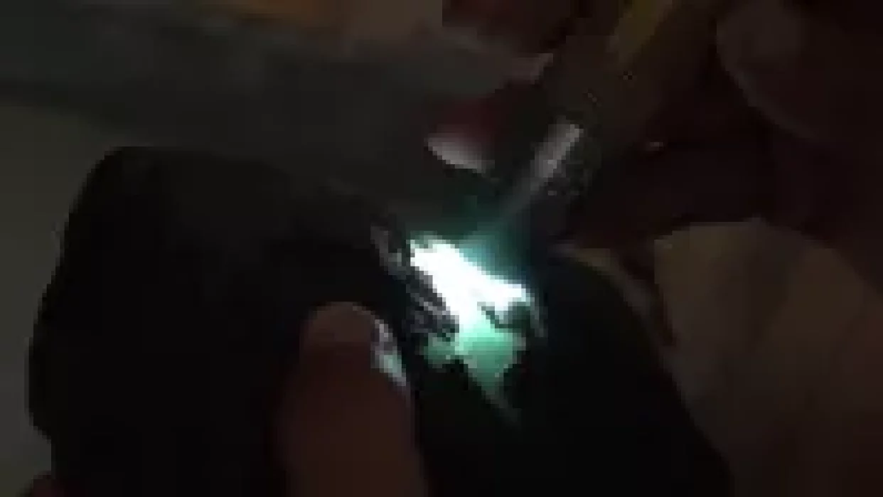 翡翠原石开窗后感觉还可以,你来看看效果怎么样?
