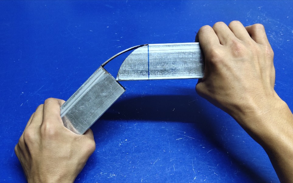 原来将扁管折成90度圆角那么简单,小伙只用了一个方法就解决问题