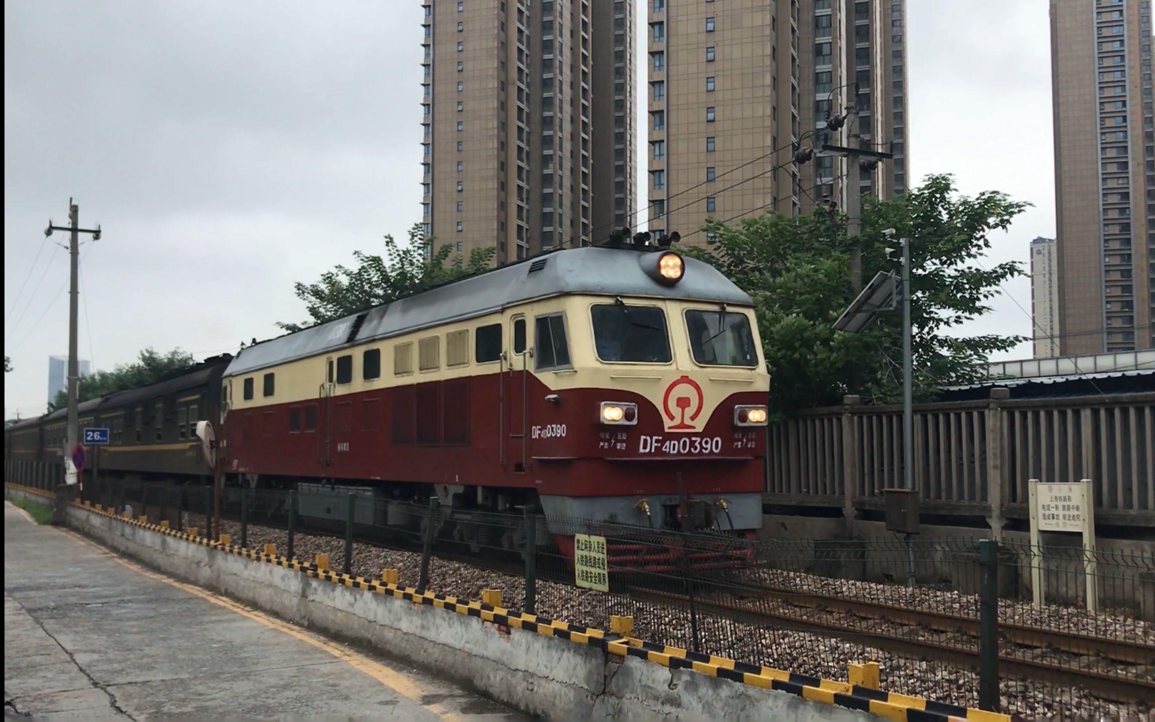 南局鹰段DF4D型内燃机车0390号机牵引深圳——苏州K34次列车上行...