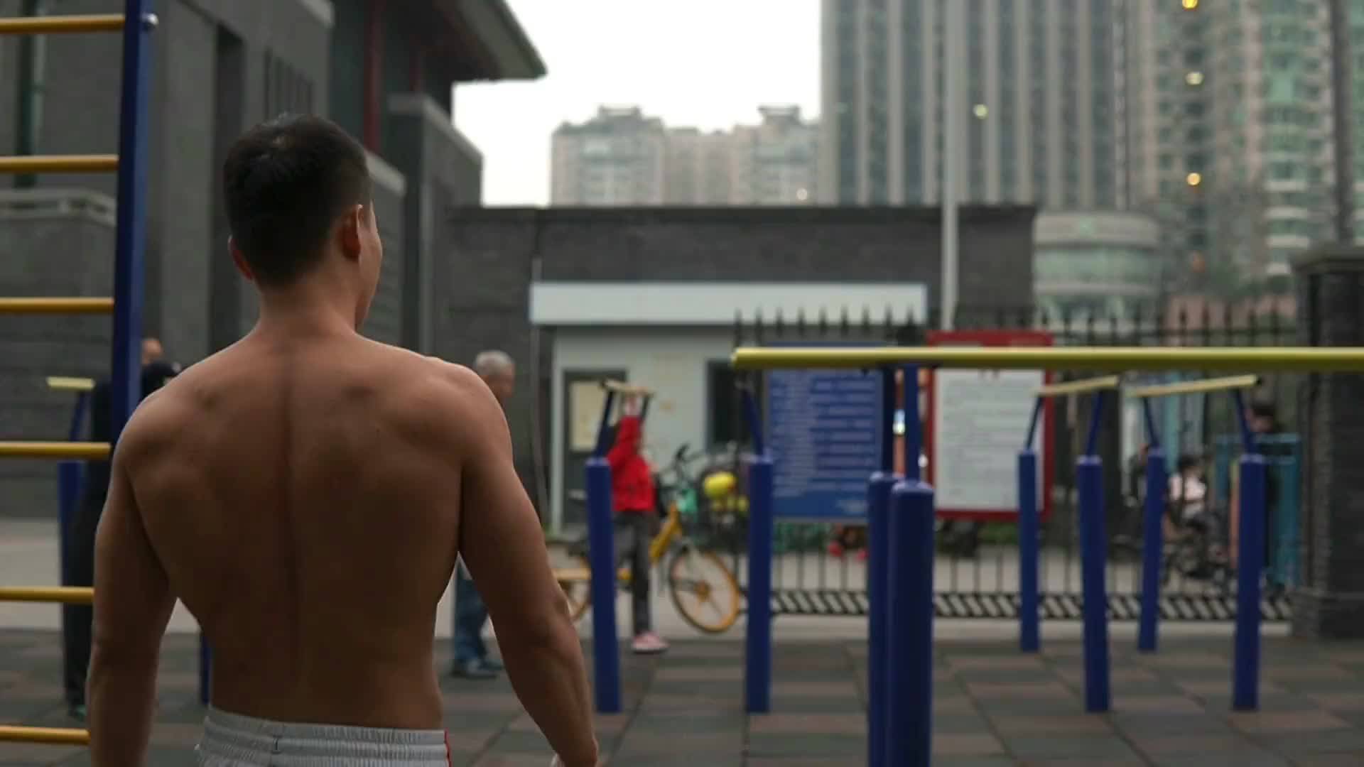 一口气,不停顿,70次,高质量,双杠臂屈伸!