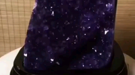 乌拉圭所出产的紫水晶一直是紫水晶中紫色的最高级色调。这种紫色...