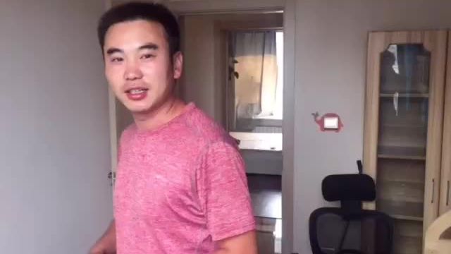 安装实木书桌,自己动手很简单。