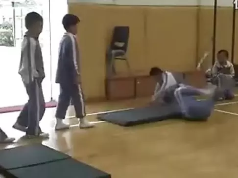 小学四年级体育优质课展示【前滚翻】__洪老师. 课堂实录 教学视频