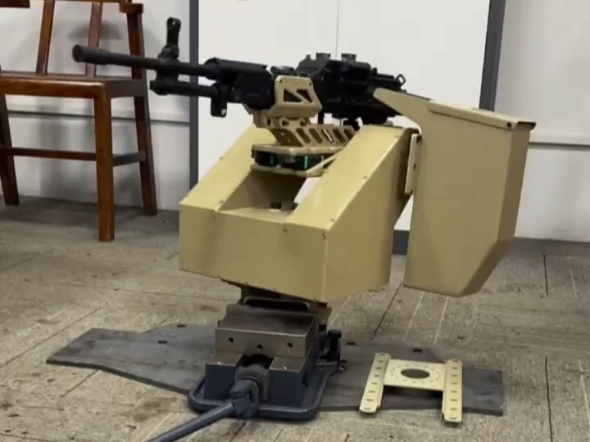 红翼前锋201班用机枪武器站,可采用弹链供弹,备弹300发。可安装于...