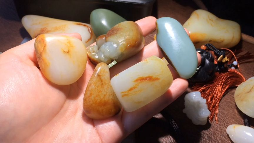 新疆和田玉籽料的价格,根据5个方面来判定。