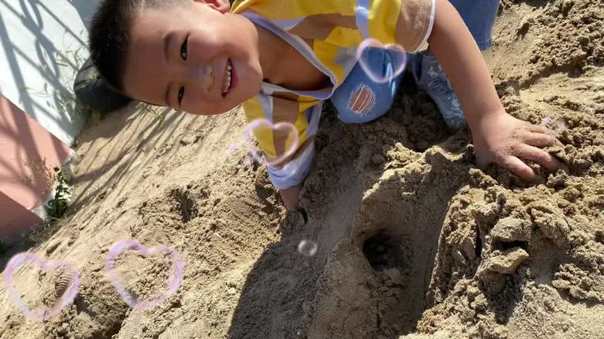 挖山洞,做蛋糕,寻宝～沙滩上一系列有趣的活动展开了～#童趣