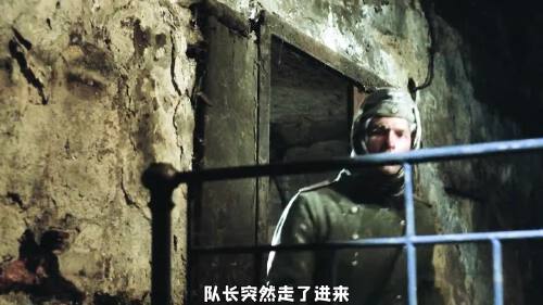 纳粹士兵发现了一名正被绑在床上的苏联少女:《斯大林格勒》上