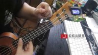 店主示范如何使用调音器