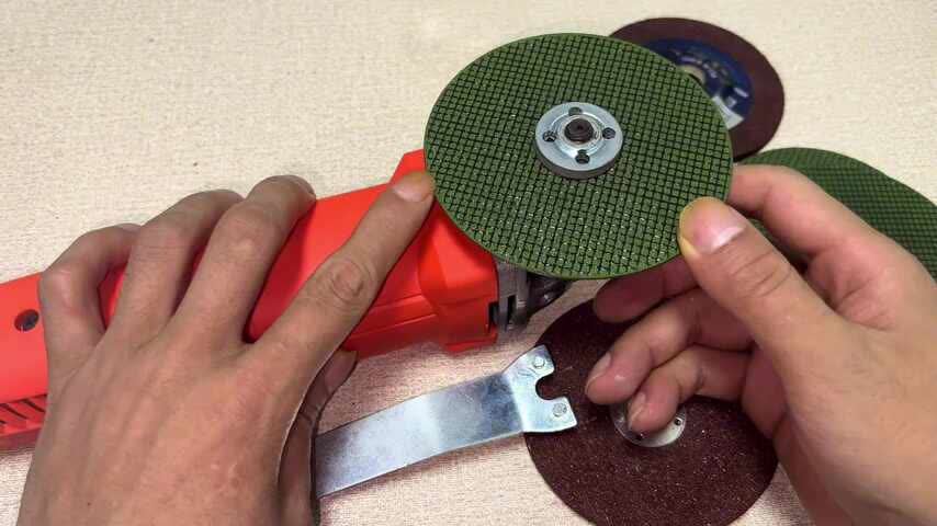 更换角磨机切割片