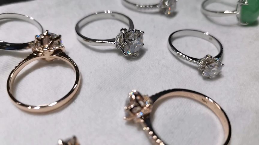成都珠宝小工厂赶货,加班制作几个真爱加冕钻石戒指