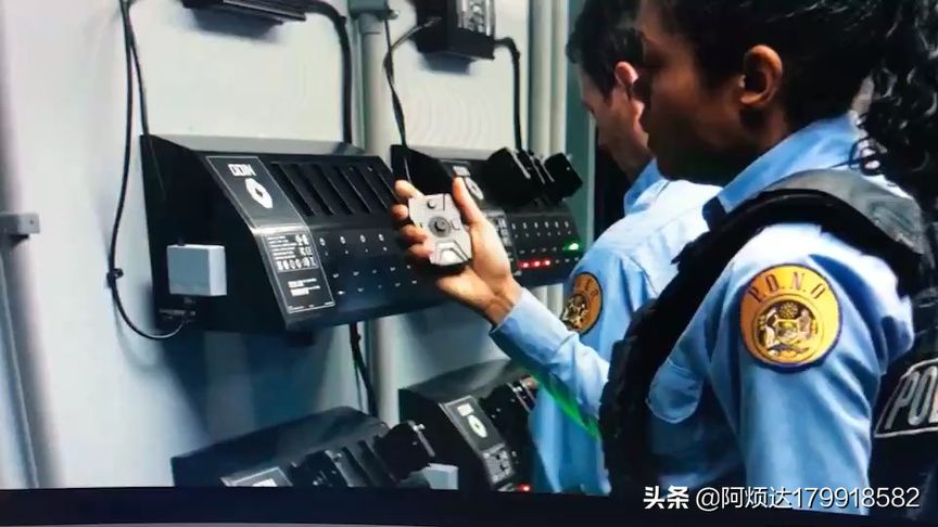 看看美国警察执法记录仪的采集上传…