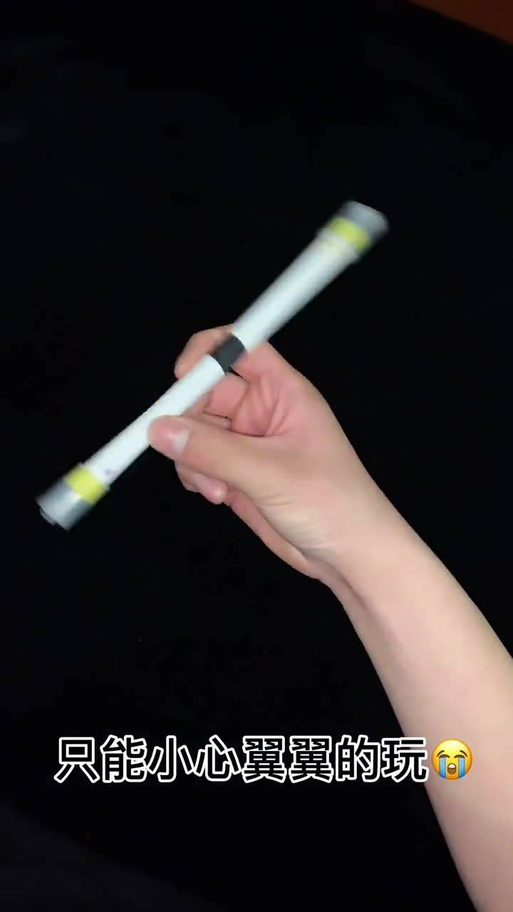转笔之间,每个动作,精准无误。
