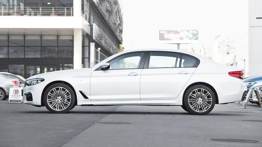 教你自动挡半坡起步不溜车小技巧