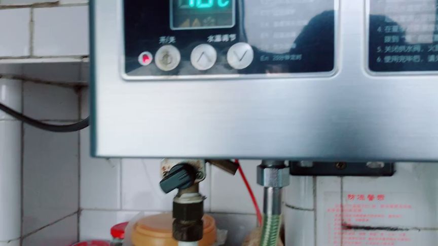 小伙第一次用燃气热水器,竟然不会用,请网友帮忙