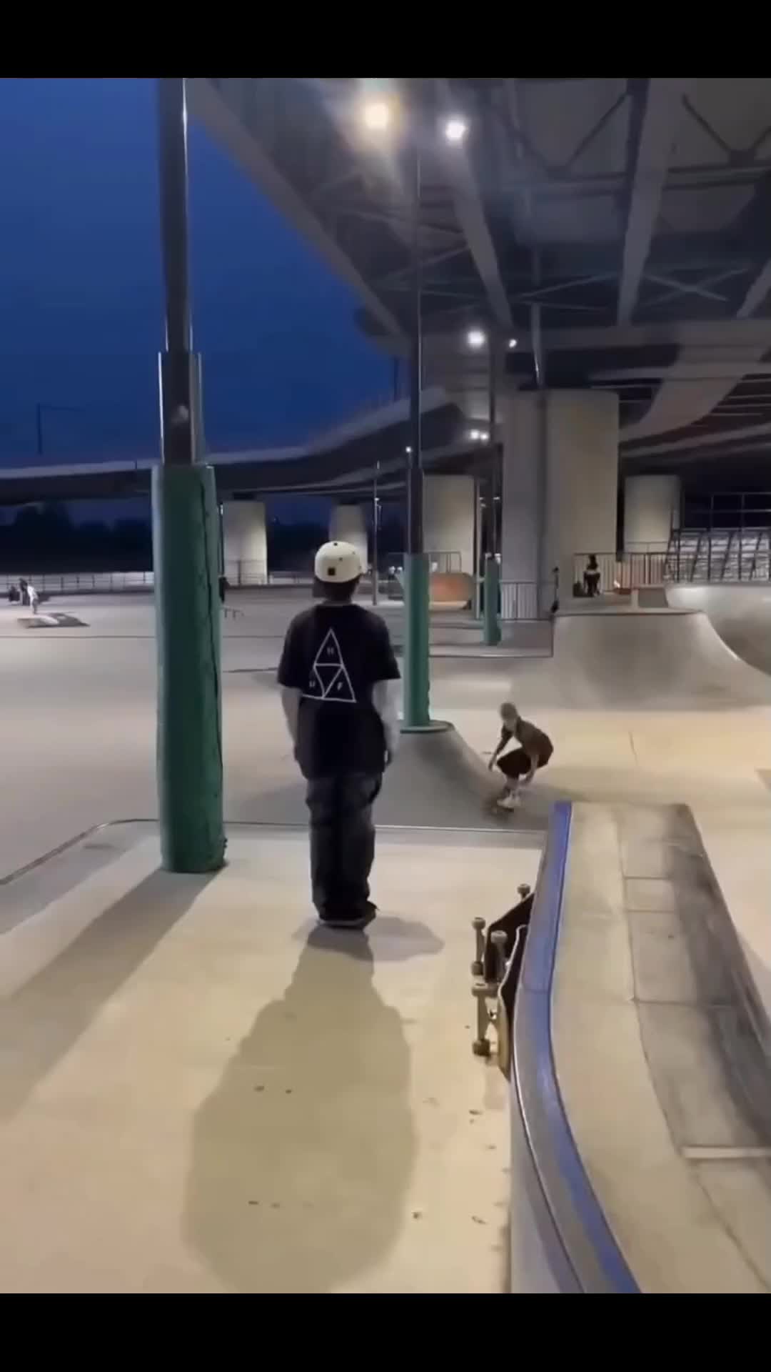 ...连接手机蓝牙听歌,也可以插优盘、内存卡播放音乐,还有线接电脑,usb...