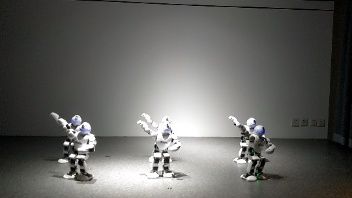 机器人表演京戏整齐划一好可爱