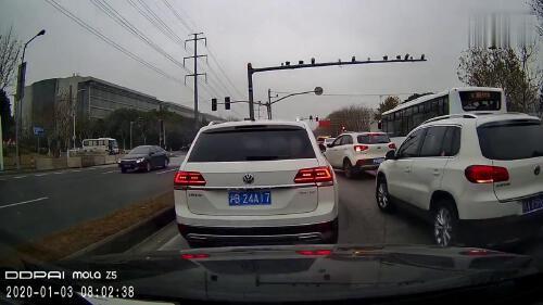 行车记录仪:开大众就敢硬挤,结果遇到一个惹不起的硬茬子,乖乖退回去...
