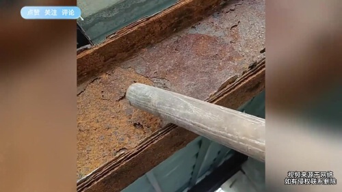 男子盖房用钢结构,生锈之后轻轻一碰就掉渣