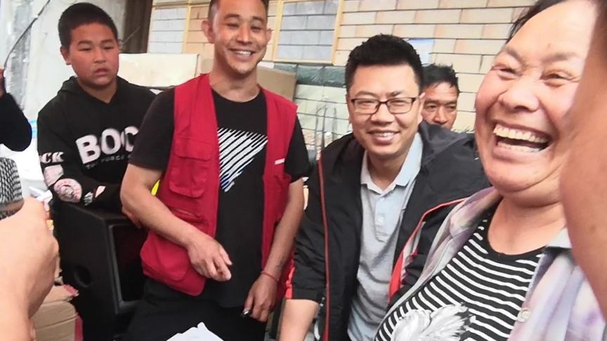 乡场上,一商家举行抽奖活动,大姐中了一等奖,笑得合不拢嘴