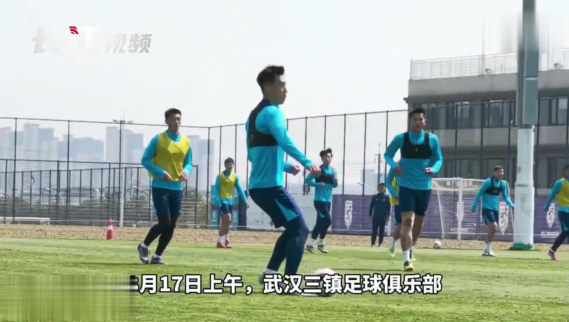 武汉三镇赛季首个"开放日",球迷、球员热情互动