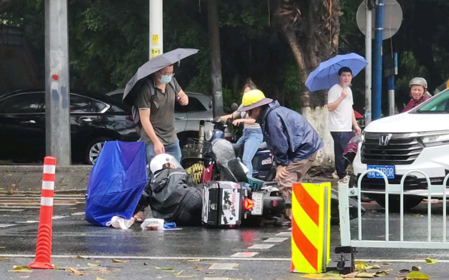是谁的外卖落在了风雨地