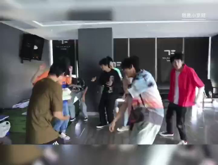 TF家族二代时代少年团和三代大型祖传醉奶蹦迪现场