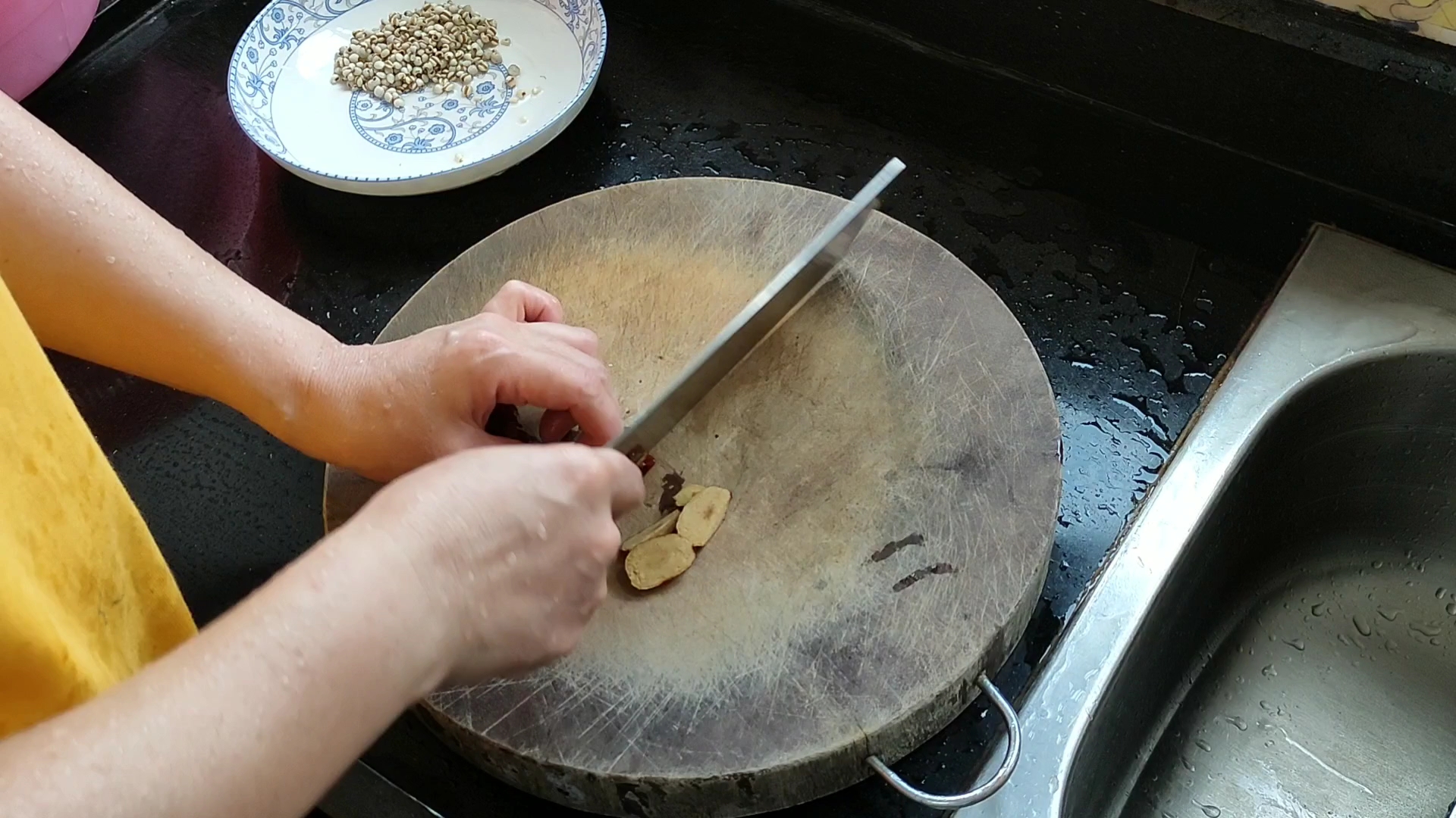 车前草有哪些功效?我家经常煮水喝,利尿排石,消除水肿,喝它