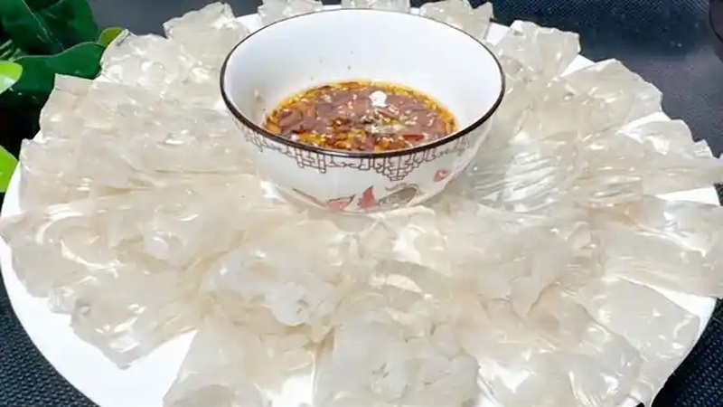 做水晶皮冻不要直接用水熬,给您分享正确的做法,晶莹剔透特Q弹
