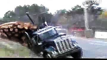 卡车侧翻,满车木头,看它是如何脱险的