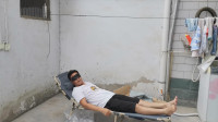 农村小伙网购一张折叠床,现场打开试了一下,小伙很满意因为不要钱