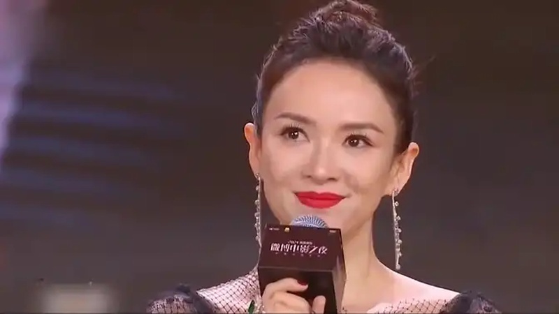 杨幂红毯让C位:高情商背后的职场生存哲学