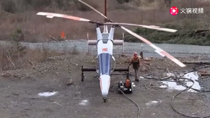 旋翼直升机有两个螺旋桨,真怕有一个走神了,那就危险了